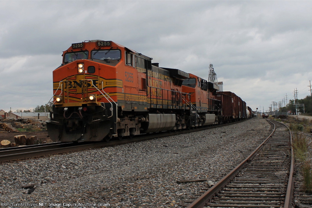 BNSF 5255 heads nb with a freight train.